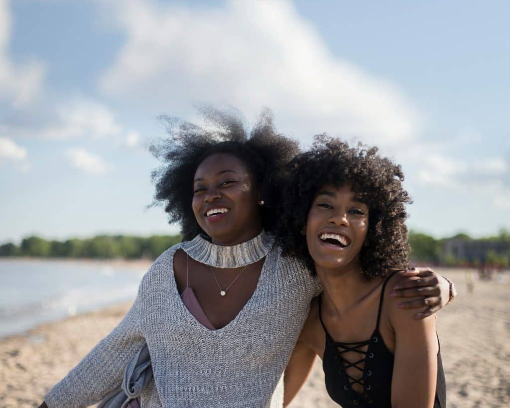 3 friendship green flags to celebrate with your friends - TFG Media