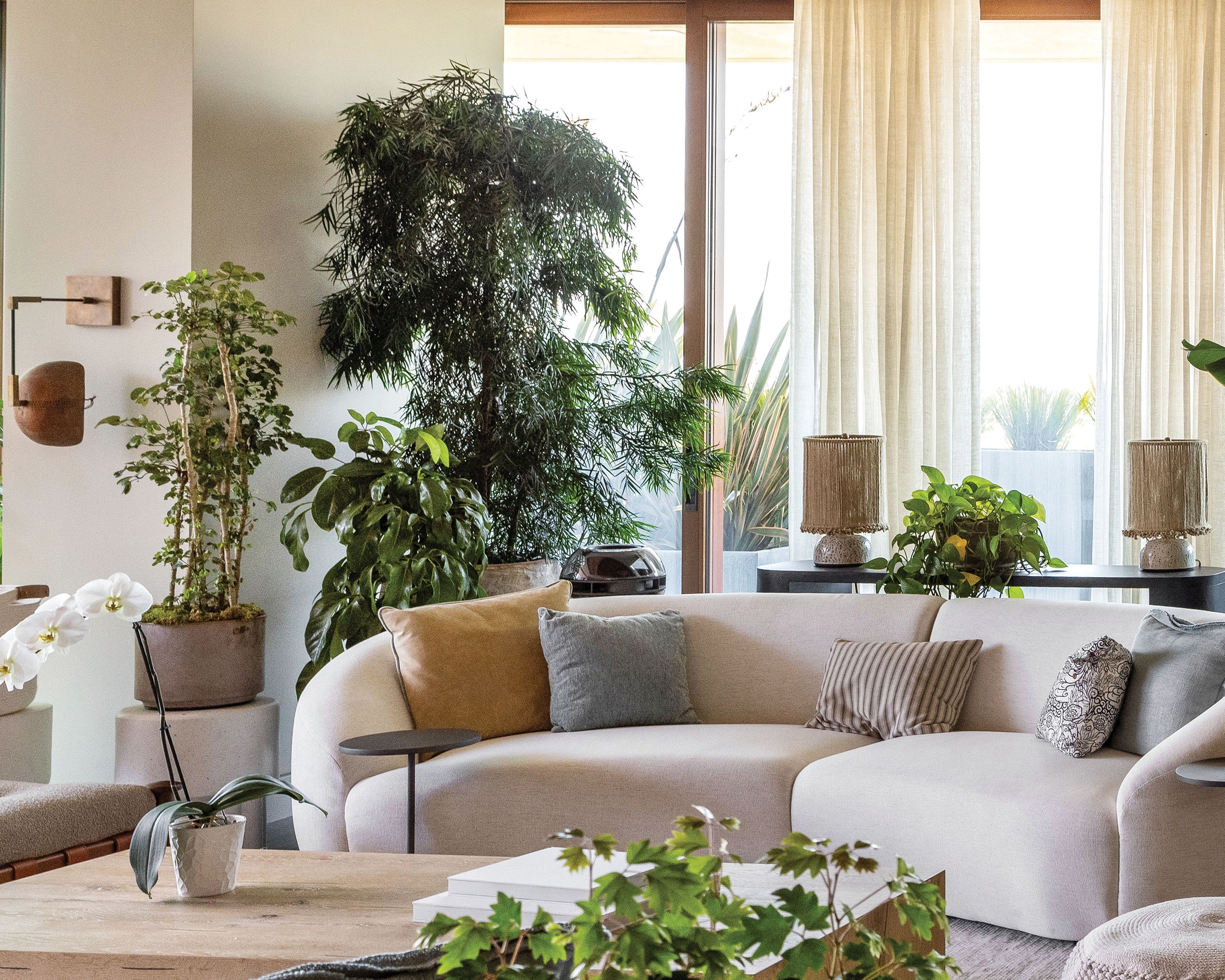 California cool: Coastal home filled with sun-kissed tones - TFG Media